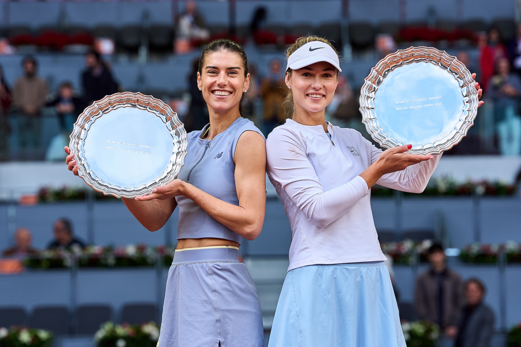 Sorana e campioană de turneu WTA 1000! Sorana Cîrstea și Anna Kalinskaya câștigă titlul de dublu ...